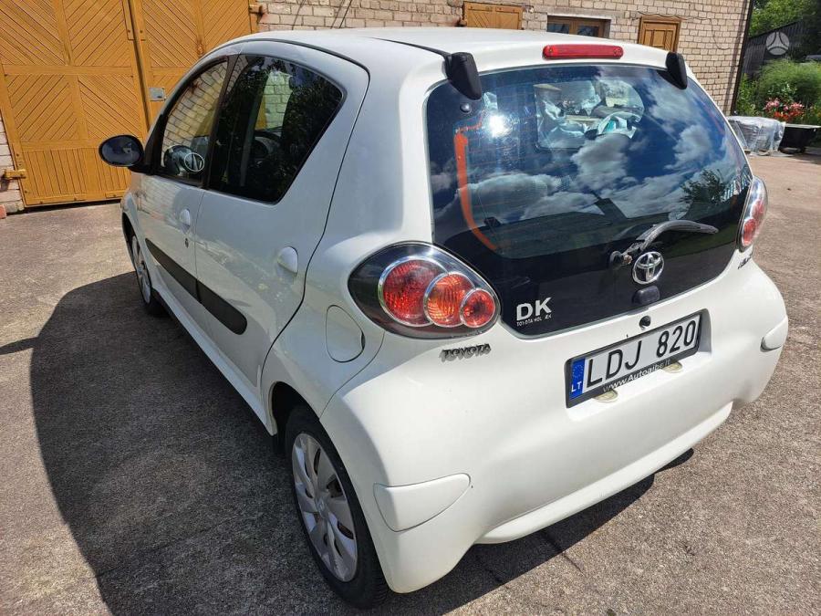 White Toyota Aygo 2012 in Vilnius, with an engine capacity of 1.00 L and mileage of 98 thousand km for 2700 €, photo 5 on AUTOMOTO.COM.LV