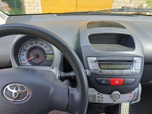 White Toyota Aygo 2012 in Vilnius, with an engine capacity of 1.00 L and mileage of 98 thousand km for 2700 €, photo 6 on AUTOMOTO.COM.LV
