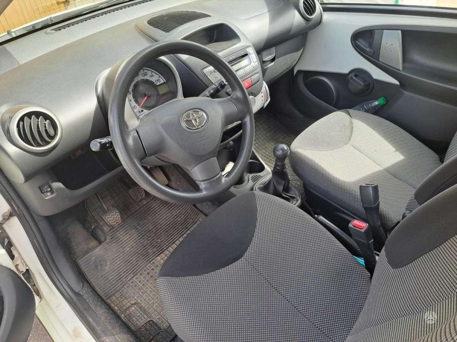 White Toyota Aygo 2012 in Vilnius, with an engine capacity of 1.00 L and mileage of 98 thousand km for 2700 €, photo 8 on AUTOMOTO.COM.LV