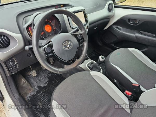 Balts Toyota Aygo 2015 Tartu, ar dzinēja tilpumu 1.00 L un nobraukumu 220 tūkst. km par 6490 €, foto 10 vietnē AUTOMOTO.COM.LV