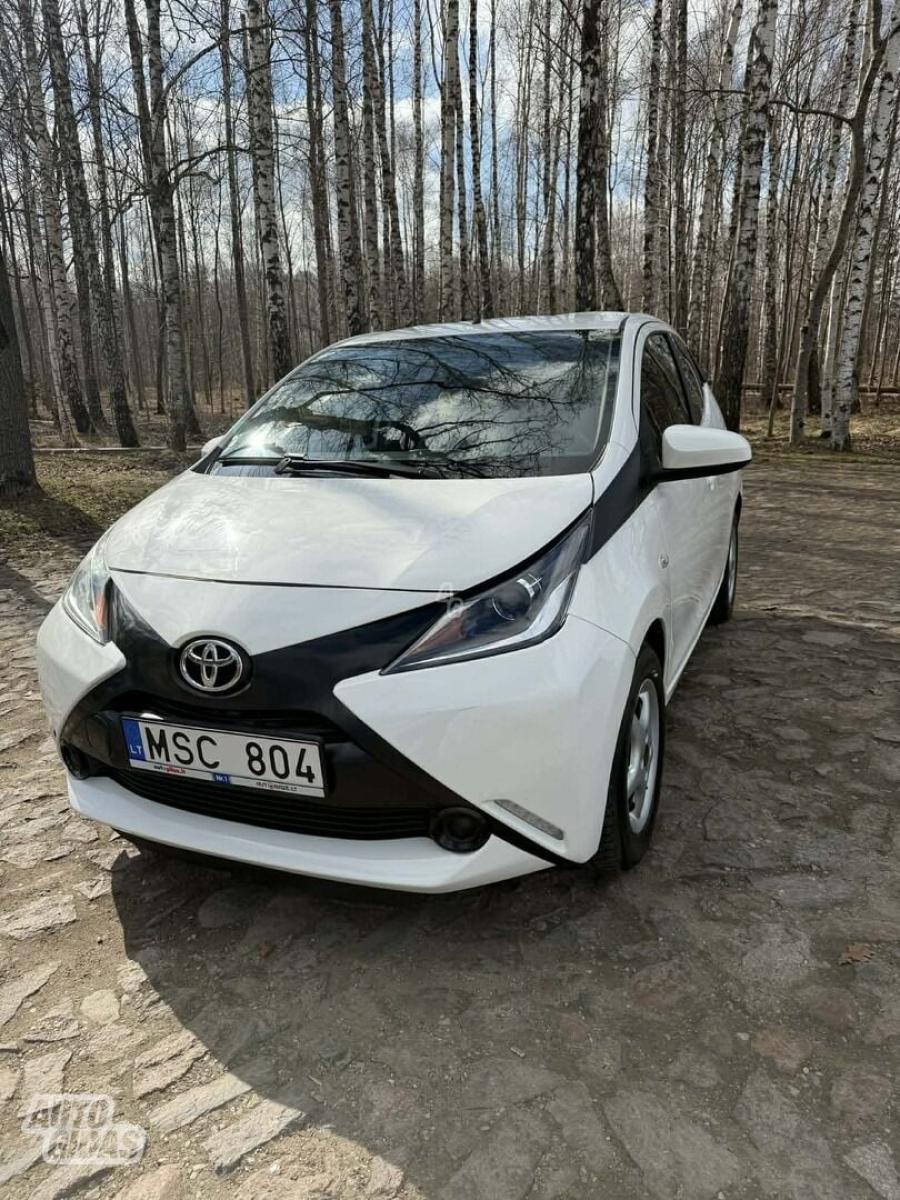 Balts Toyota Aygo 2016 Panevēža, ar dzinēja tilpumu 1.00 L un nobraukumu 202 tūkst. km par 5500 €, foto 1 vietnē AUTOMOTO.COM.LV