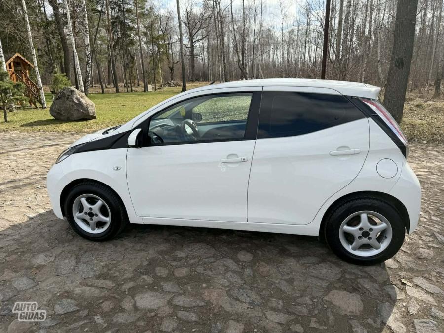 Balts Toyota Aygo 2016 Panevēža, ar dzinēja tilpumu 1.00 L un nobraukumu 202 tūkst. km par 5500 €, foto 3 vietnē AUTOMOTO.COM.LV