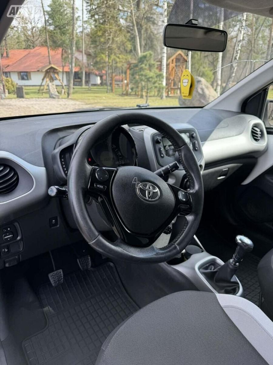 Balts Toyota Aygo 2016 Panevēža, ar dzinēja tilpumu 1.00 L un nobraukumu 202 tūkst. km par 5500 €, foto 10 vietnē AUTOMOTO.COM.LV