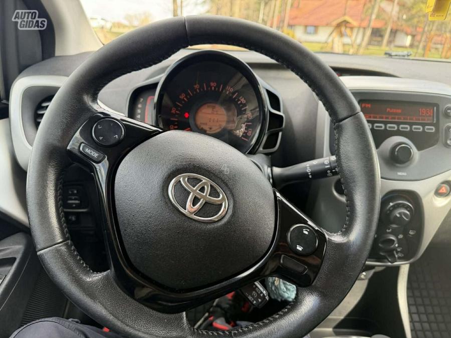 Balts Toyota Aygo 2016 Panevēža, ar dzinēja tilpumu 1.00 L un nobraukumu 202 tūkst. km par 5500 €, foto 14 vietnē AUTOMOTO.COM.LV