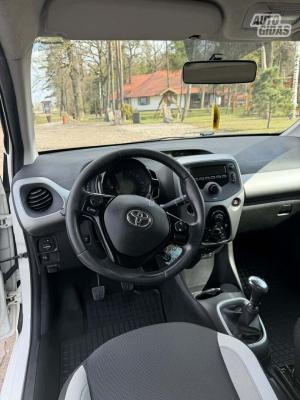 Balts Toyota Aygo 2016 Panevēža, ar dzinēja tilpumu 1.00 L un nobraukumu 202 tūkst. km par 5500 €, foto 15 vietnē AUTOMOTO.COM.LV