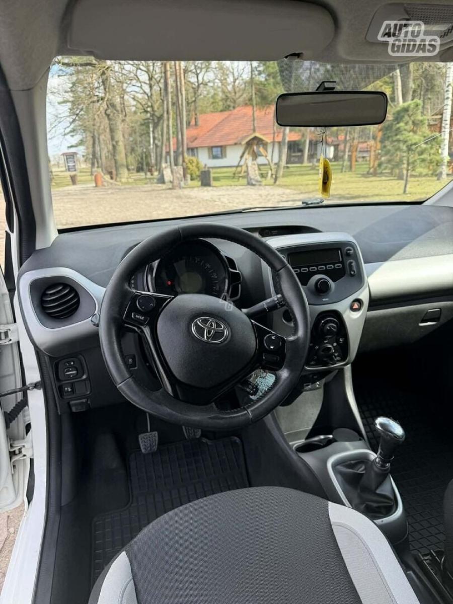 Balts Toyota Aygo 2016 Panevēža, ar dzinēja tilpumu 1.00 L un nobraukumu 202 tūkst. km par 5500 €, foto 15 vietnē AUTOMOTO.COM.LV