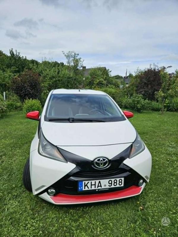 White Toyota Aygo 2016 in Kaunas, with an engine capacity of 1.00 L and mileage of 102 thousand km for 5999 €, photo 1 on AUTOMOTO.COM.LV