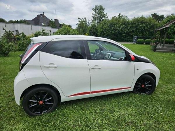 White Toyota Aygo 2016 in Kaunas, with an engine capacity of 1.00 L and mileage of 102 thousand km for 5999 €, photo 3 on AUTOMOTO.COM.LV
