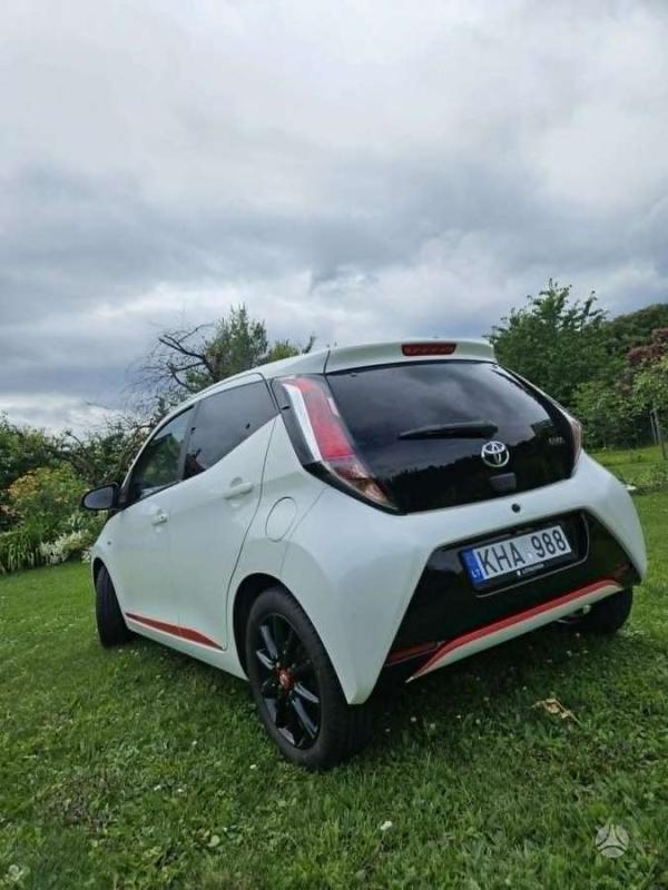 White Toyota Aygo 2016 in Kaunas, with an engine capacity of 1.00 L and mileage of 102 thousand km for 5999 €, photo 4 on AUTOMOTO.COM.LV