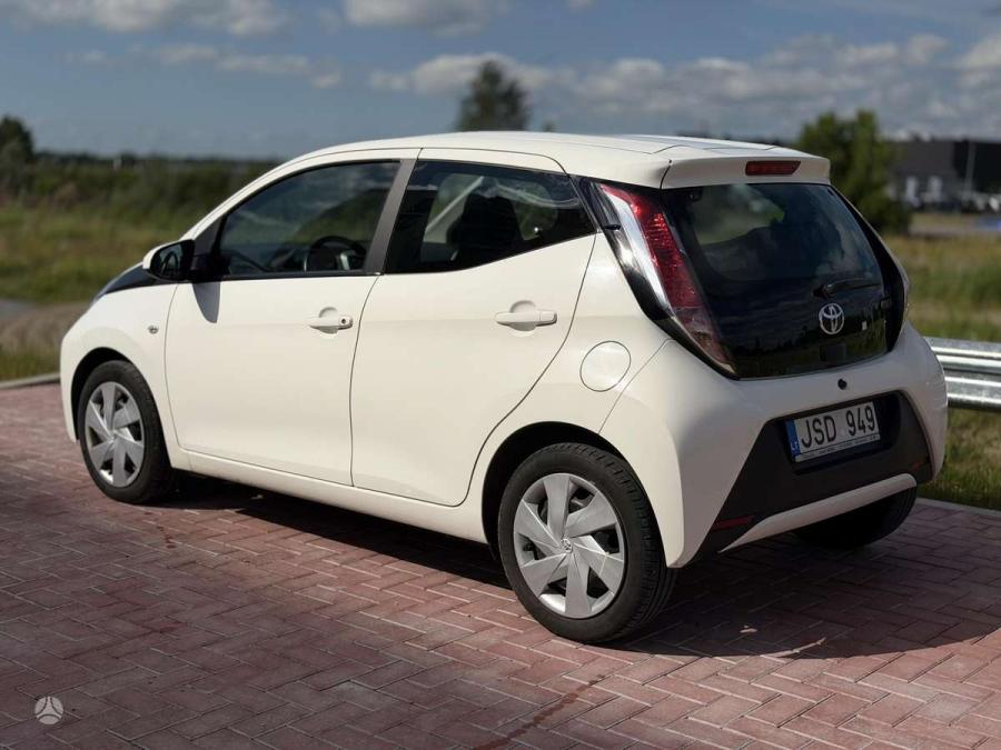 White Toyota Aygo 2016 in Vilnius, with an engine capacity of 1.00 L and mileage of 54 thousand km for 5100 €, photo 3 on AUTOMOTO.COM.LV