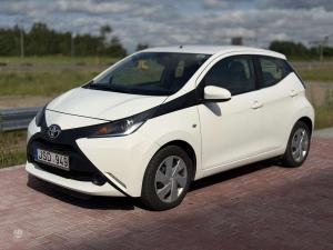 White Toyota Aygo 2016 in Vilnius, with an engine capacity of 1.00 L and mileage of 54 thousand km for 5100 €, photo 4 on AUTOMOTO.COM.LV