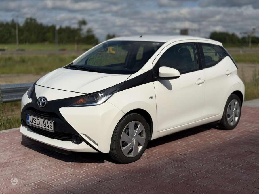 White Toyota Aygo 2016 in Vilnius, with an engine capacity of 1.00 L and mileage of 54 thousand km for 5100 €, photo 4 on AUTOMOTO.COM.LV