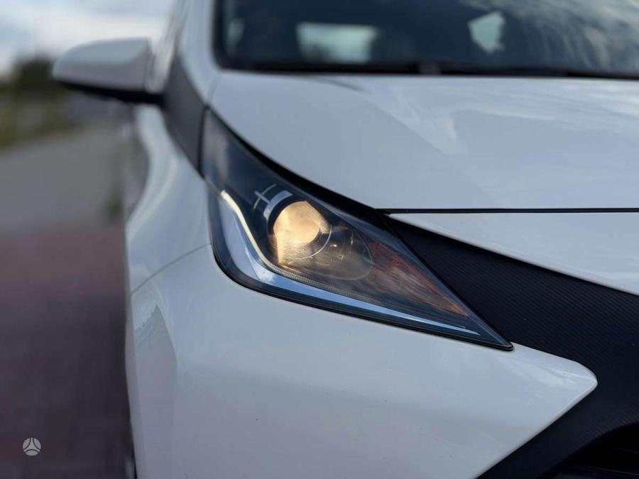 White Toyota Aygo 2016 in Vilnius, with an engine capacity of 1.00 L and mileage of 54 thousand km for 5100 €, photo 7 on AUTOMOTO.COM.LV