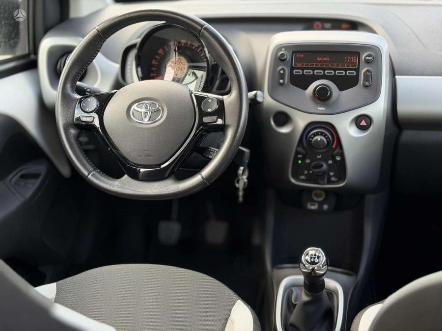 White Toyota Aygo 2016 in Vilnius, with an engine capacity of 1.00 L and mileage of 54 thousand km for 5100 €, photo 11 on AUTOMOTO.COM.LV