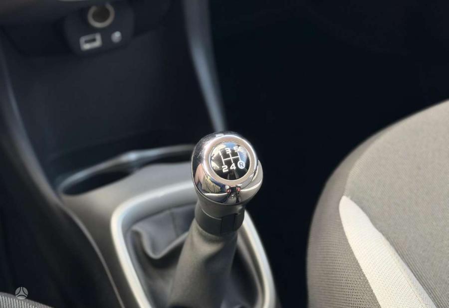 White Toyota Aygo 2016 in Vilnius, with an engine capacity of 1.00 L and mileage of 54 thousand km for 5100 €, photo 18 on AUTOMOTO.COM.LV