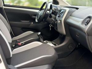 White Toyota Aygo 2016 in Vilnius, with an engine capacity of 1.00 L and mileage of 54 thousand km for 5100 €, photo 21 on AUTOMOTO.COM.LV