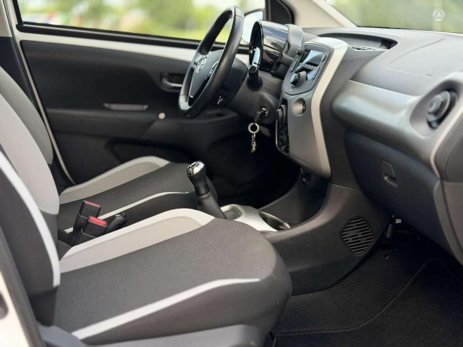 White Toyota Aygo 2016 in Vilnius, with an engine capacity of 1.00 L and mileage of 54 thousand km for 5100 €, photo 21 on AUTOMOTO.COM.LV