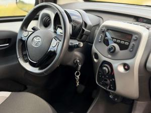 White Toyota Aygo 2016 in Vilnius, with an engine capacity of 1.00 L and mileage of 54 thousand km for 5100 €, photo 22 on AUTOMOTO.COM.LV