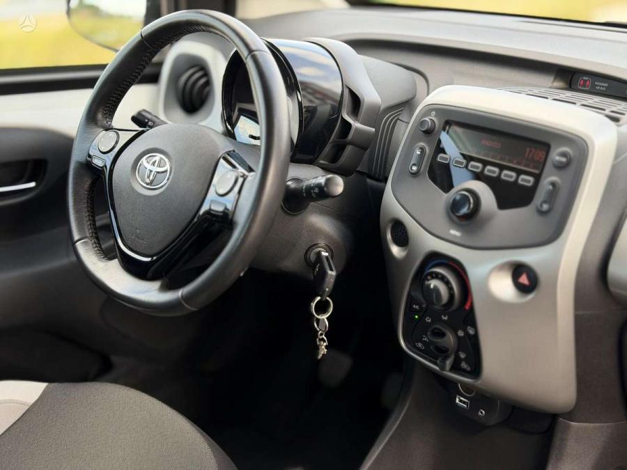 White Toyota Aygo 2016 in Vilnius, with an engine capacity of 1.00 L and mileage of 54 thousand km for 5100 €, photo 22 on AUTOMOTO.COM.LV