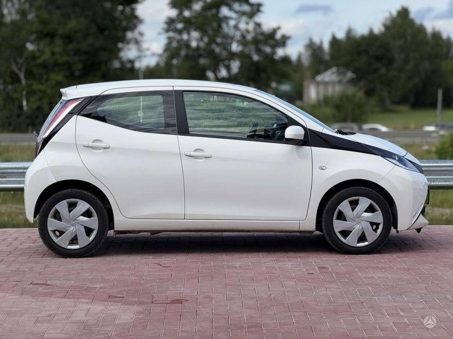 White Toyota Aygo 2016 in Vilnius, with an engine capacity of 1.00 L and mileage of 54 thousand km for 5100 €, photo 23 on AUTOMOTO.COM.LV