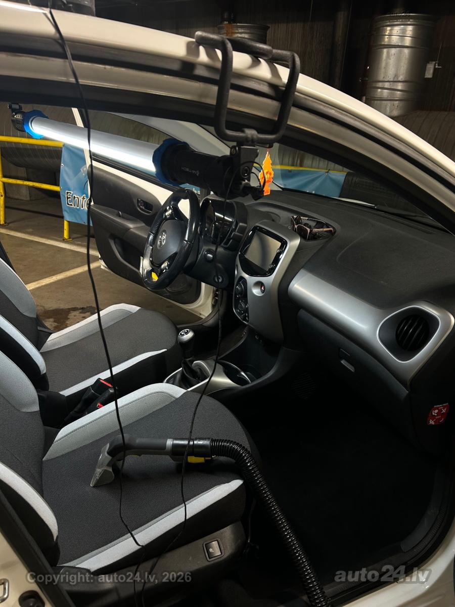 Balts Toyota Aygo 2016 Tallina, ar dzinēja tilpumu 1.00 L un nobraukumu 144 tūkst. km par 4600 €, foto 1 vietnē AUTOMOTO.COM.LV