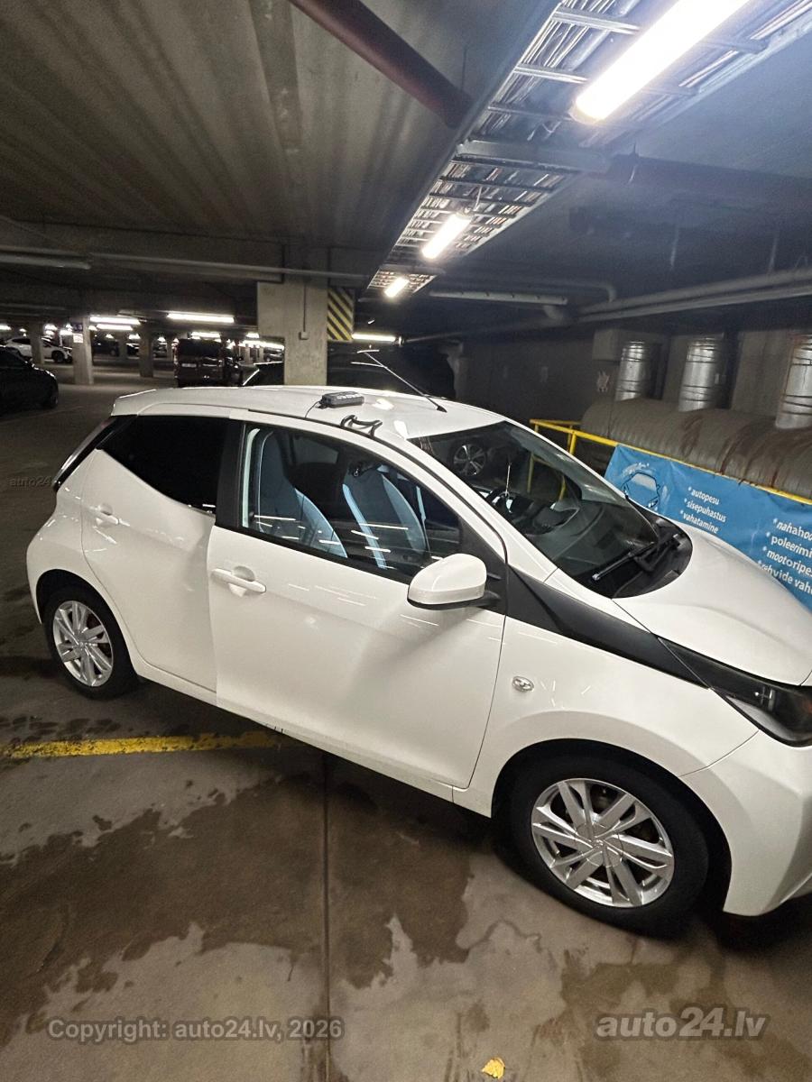 Balts Toyota Aygo 2016 Tallina, ar dzinēja tilpumu 1.00 L un nobraukumu 144 tūkst. km par 4600 €, foto 3 vietnē AUTOMOTO.COM.LV