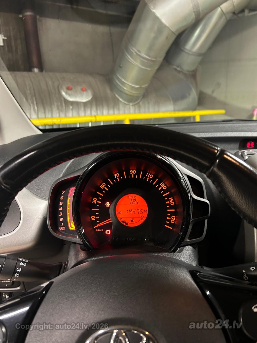 Balts Toyota Aygo 2016 Tallina, ar dzinēja tilpumu 1.00 L un nobraukumu 144 tūkst. km par 4600 €, foto 5 vietnē AUTOMOTO.COM.LV