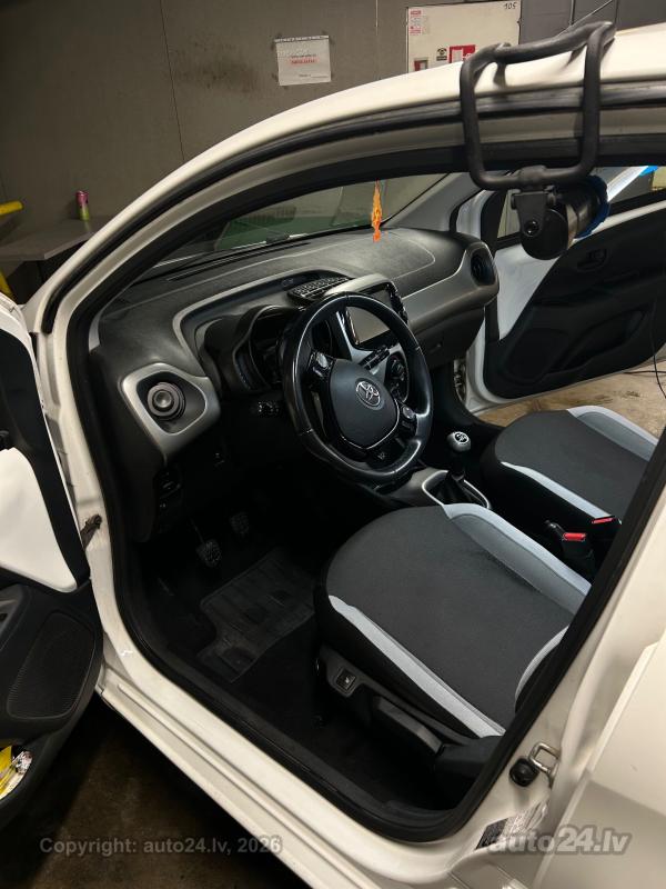 Balts Toyota Aygo 2016 Tallina, ar dzinēja tilpumu 1.00 L un nobraukumu 144 tūkst. km par 4600 €, foto 7 vietnē AUTOMOTO.COM.LV