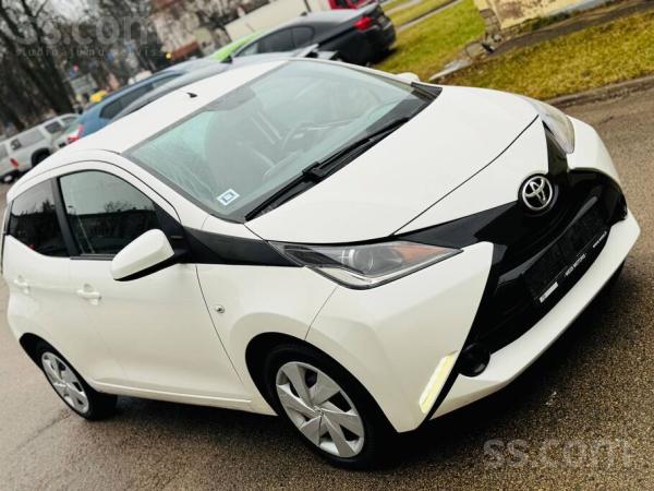 White Toyota Aygo 2017 in Riga, with an engine capacity of 1.00 L and mileage of 65 thousand km for 6400 €, photo 1 on AUTOMOTO.COM.LV