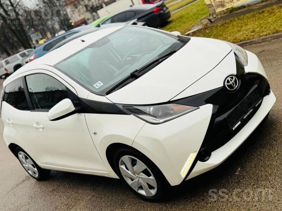 White Toyota Aygo 2017 in Riga, with an engine capacity of 1.00 L and mileage of 65 thousand km for 6400 €, photo 1 on AUTOMOTO.COM.LV