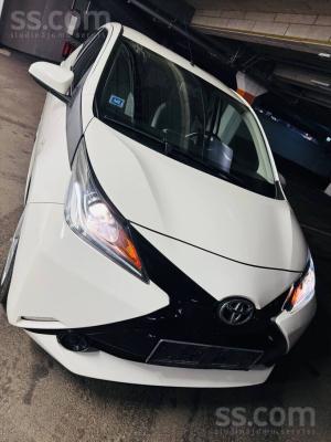White Toyota Aygo 2017 in Riga, with an engine capacity of 1.00 L and mileage of 65 thousand km for 6400 €, photo 5 on AUTOMOTO.COM.LV