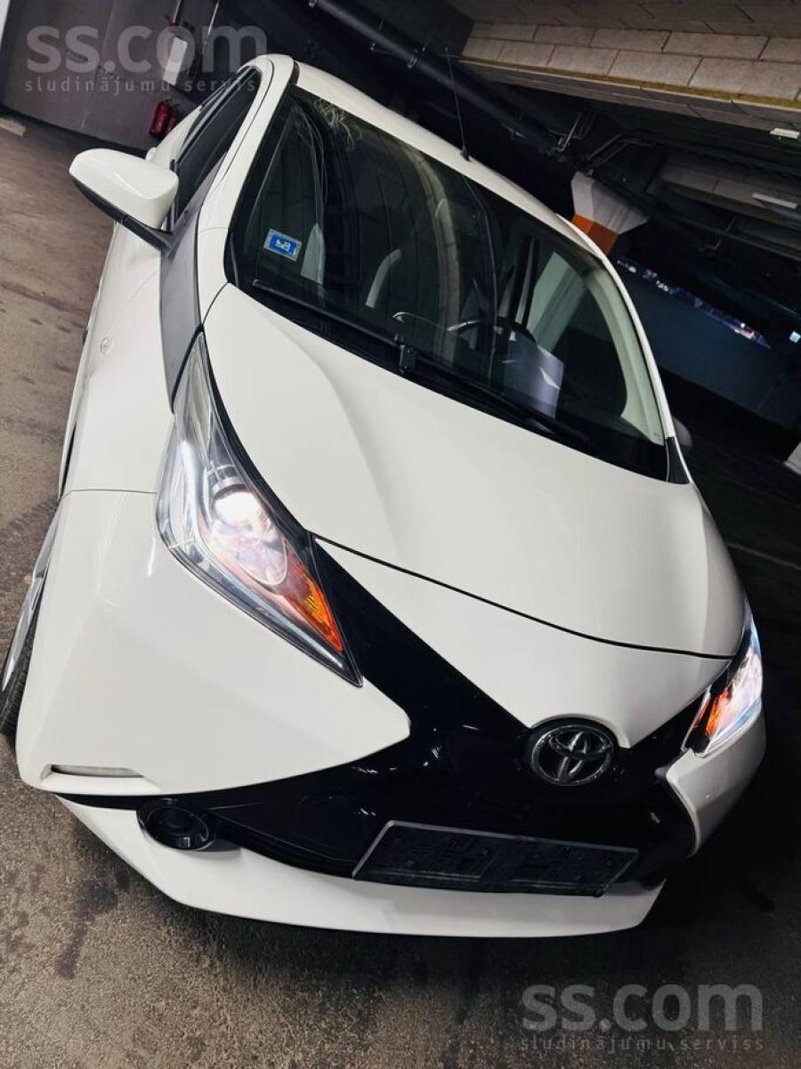White Toyota Aygo 2017 in Riga, with an engine capacity of 1.00 L and mileage of 65 thousand km for 6400 €, photo 5 on AUTOMOTO.COM.LV