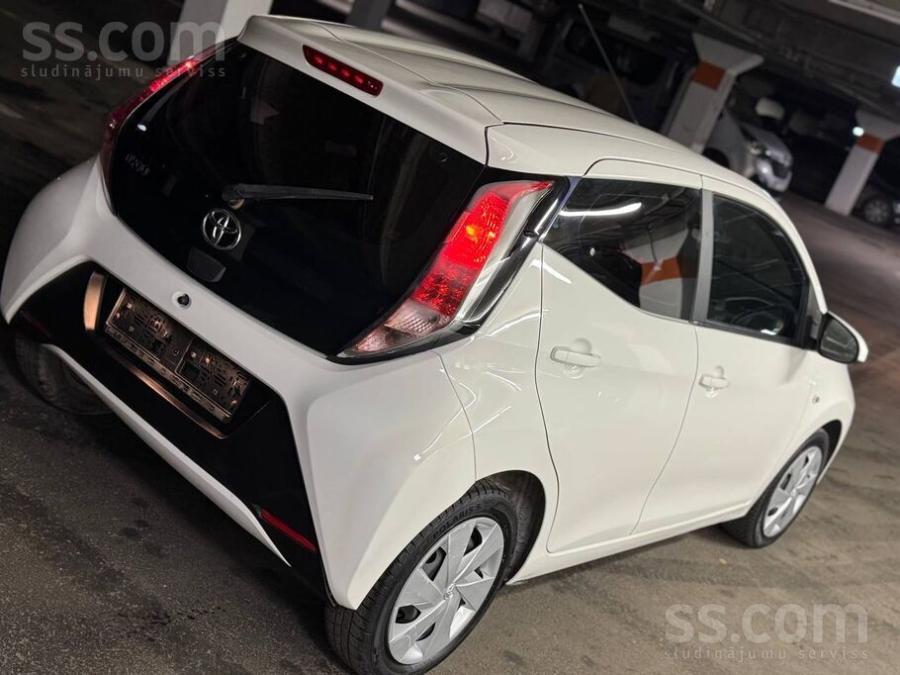 White Toyota Aygo 2017 in Riga, with an engine capacity of 1.00 L and mileage of 65 thousand km for 6400 €, photo 8 on AUTOMOTO.COM.LV
