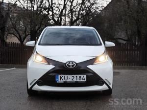 Balts Toyota Aygo 2017 Rīga, ar dzinēja tilpumu 1.00 L un nobraukumu 91 tūkst. km par 6349 €, foto  vietnē AUTOMOTO.COM.LV