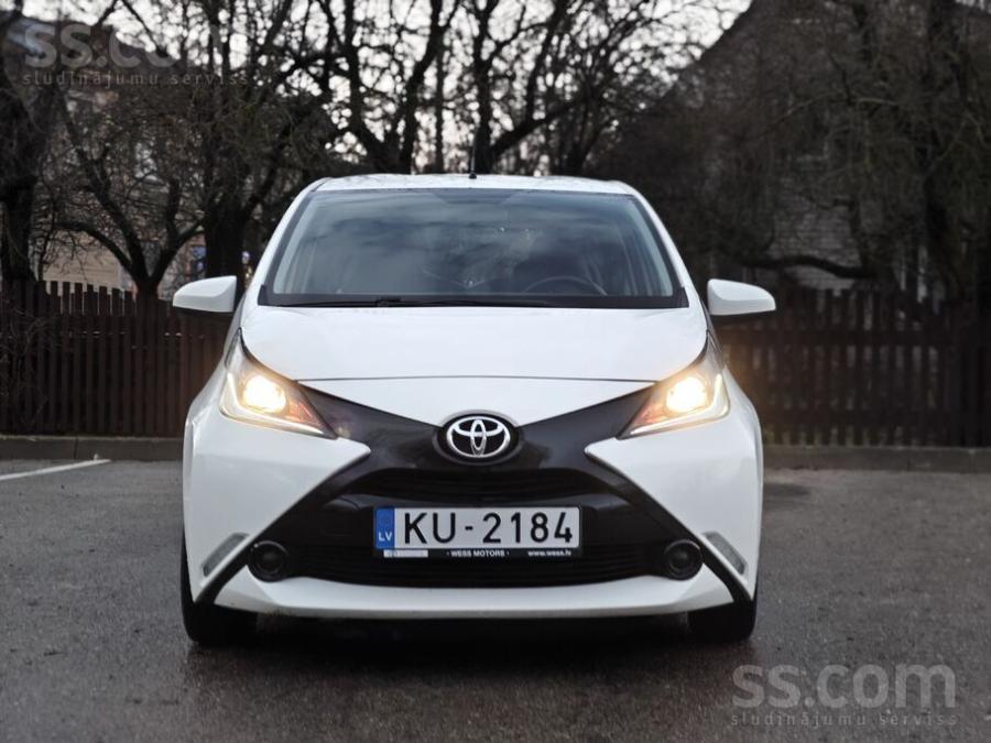 Balts Toyota Aygo 2017 Rīga, ar dzinēja tilpumu 1.00 L un nobraukumu 91 tūkst. km par 6349 €, foto 1 vietnē AUTOMOTO.COM.LV