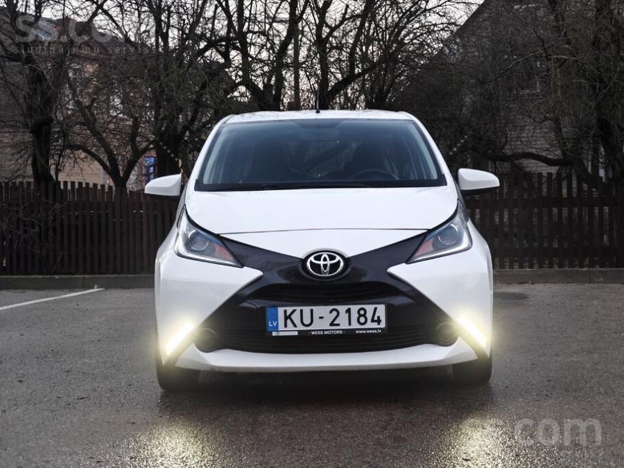 Balts Toyota Aygo 2017 Rīga, ar dzinēja tilpumu 1.00 L un nobraukumu 91 tūkst. km par 6349 €, foto 2 vietnē AUTOMOTO.COM.LV