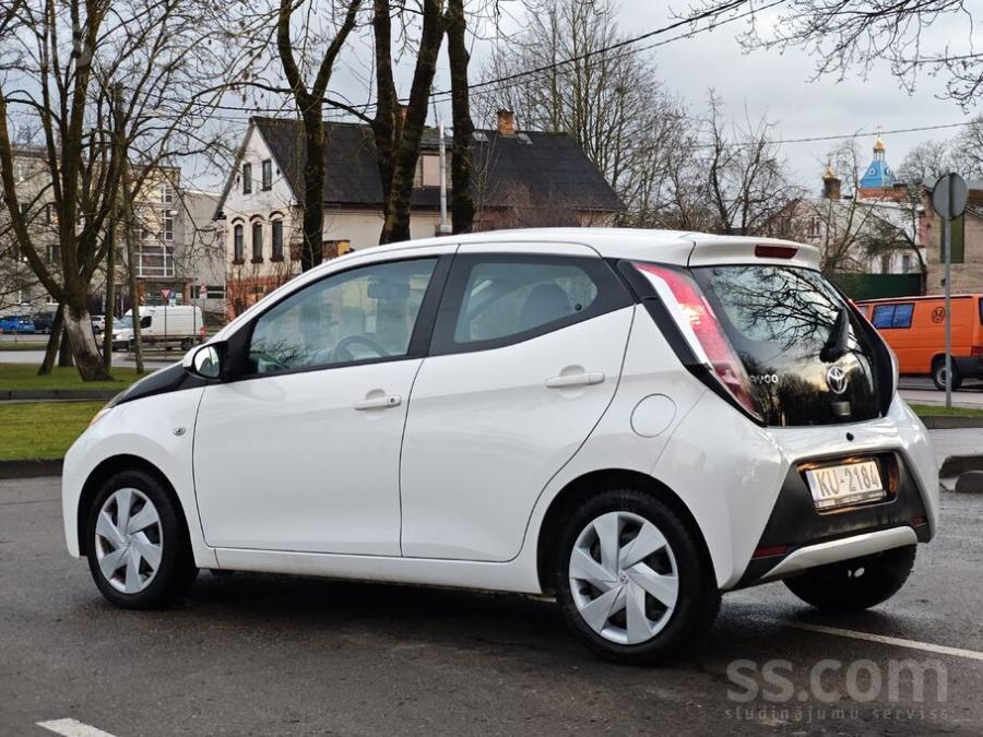 Balts Toyota Aygo 2017 Rīga, ar dzinēja tilpumu 1.00 L un nobraukumu 91 tūkst. km par 6349 €, foto 4 vietnē AUTOMOTO.COM.LV