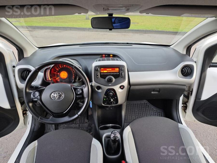 Balts Toyota Aygo 2017 Rīga, ar dzinēja tilpumu 1.00 L un nobraukumu 91 tūkst. km par 6349 €, foto 11 vietnē AUTOMOTO.COM.LV