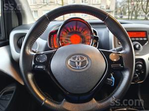 Balts Toyota Aygo 2017 Rīga, ar dzinēja tilpumu 1.00 L un nobraukumu 91 tūkst. km par 6349 €, foto 12 vietnē AUTOMOTO.COM.LV