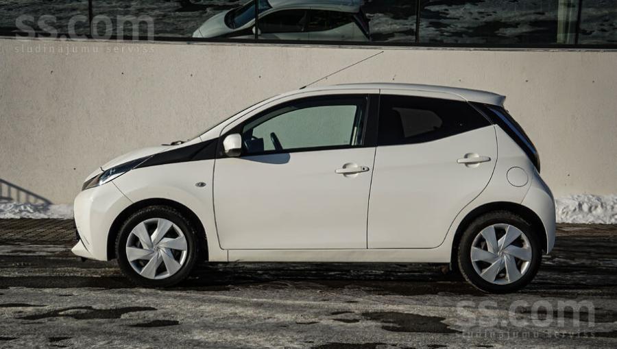 White Toyota Aygo 2017 in Riga, with an engine capacity of 1.00 L and mileage of 65 thousand km for 6850 €, photo 2 on AUTOMOTO.COM.LV