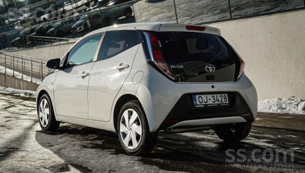 Balts Toyota Aygo 2017 Rīga, ar dzinēja tilpumu 1.00 L un nobraukumu 65 tūkst. km par 6850 €, foto 3 vietnē AUTOMOTO.COM.LV