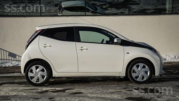 Balts Toyota Aygo 2017 Rīga, ar dzinēja tilpumu 1.00 L un nobraukumu 65 tūkst. km par 6850 €, foto 5 vietnē AUTOMOTO.COM.LV