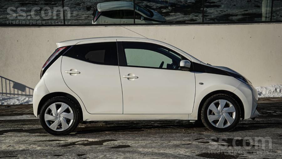 White Toyota Aygo 2017 in Riga, with an engine capacity of 1.00 L and mileage of 65 thousand km for 6850 €, photo 5 on AUTOMOTO.COM.LV