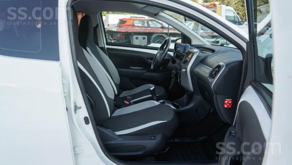 Balts Toyota Aygo 2017 Rīga, ar dzinēja tilpumu 1.00 L un nobraukumu 65 tūkst. km par 6850 €, foto 10 vietnē AUTOMOTO.COM.LV