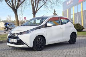 Balts Toyota Aygo 2017 Rīga, ar dzinēja tilpumu 1.00 L un nobraukumu 93 tūkst. km par 5850 €, foto 4 vietnē AUTOMOTO.COM.LV