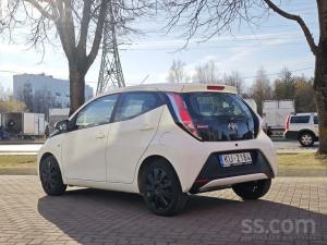 Balts Toyota Aygo 2017 Rīga, ar dzinēja tilpumu 1.00 L un nobraukumu 93 tūkst. km par 5850 €, foto 5 vietnē AUTOMOTO.COM.LV