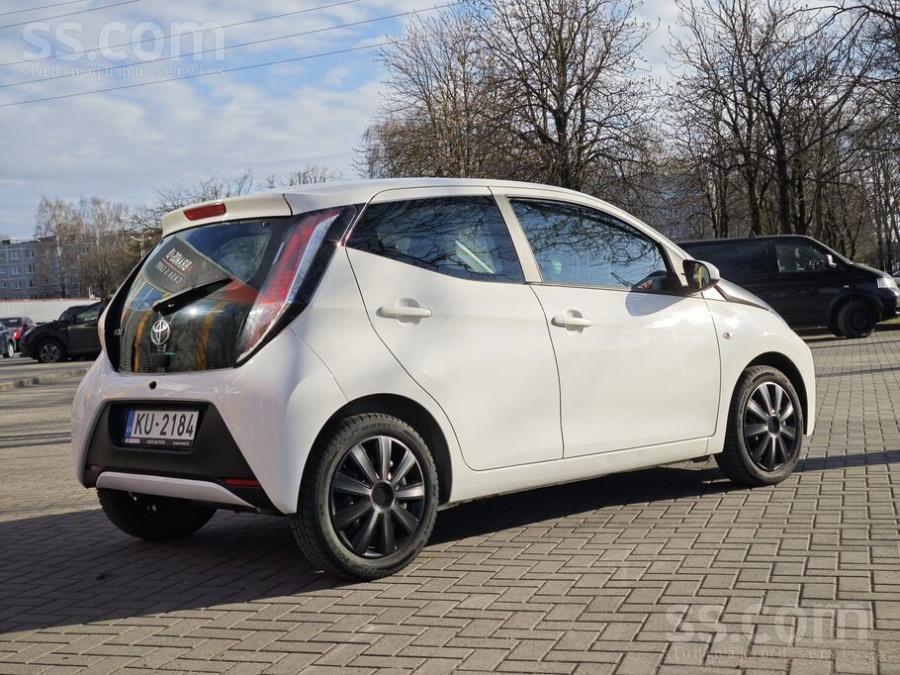 Balts Toyota Aygo 2017 Rīga, ar dzinēja tilpumu 1.00 L un nobraukumu 93 tūkst. km par 5850 €, foto 7 vietnē AUTOMOTO.COM.LV