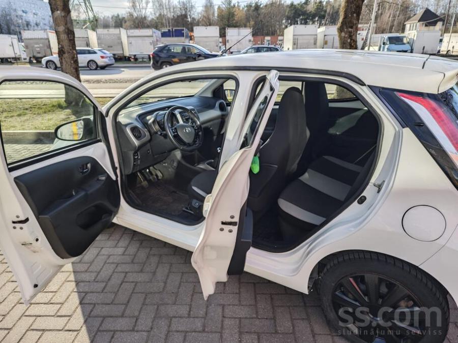 Balts Toyota Aygo 2017 Rīga, ar dzinēja tilpumu 1.00 L un nobraukumu 93 tūkst. km par 5850 €, foto 9 vietnē AUTOMOTO.COM.LV