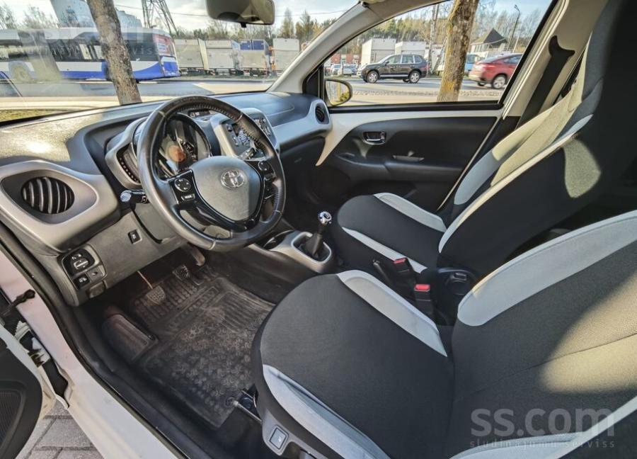 Balts Toyota Aygo 2017 Rīga, ar dzinēja tilpumu 1.00 L un nobraukumu 93 tūkst. km par 5850 €, foto 12 vietnē AUTOMOTO.COM.LV