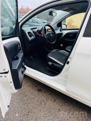 White Toyota Aygo 2017 in Bauska, with an engine capacity of 1.00 L and mileage of 78 thousand km for 7250 €, photo 16 on AUTOMOTO.COM.LV